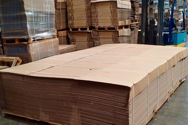 Guía práctica: Cómo usar planchas de cartón ondulado en diseño de producto