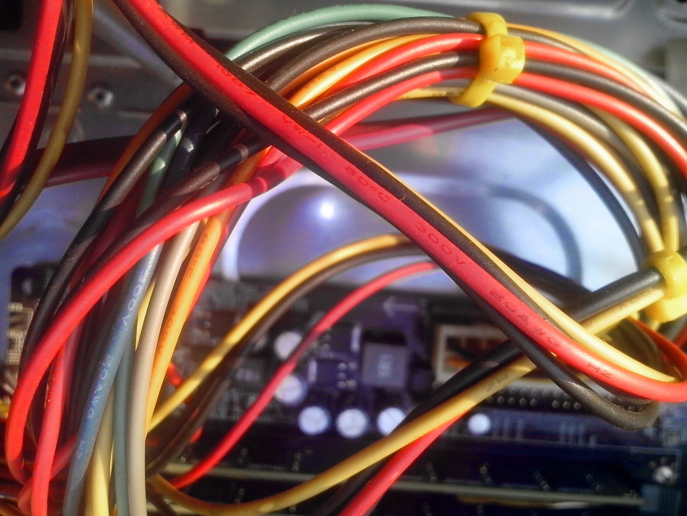 Organización de cables de computadora: Cajas de cartón para un espacio ...