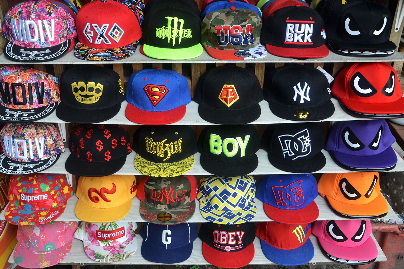 Consejos para organizar gorras en cajas de cartón de forma eficiente