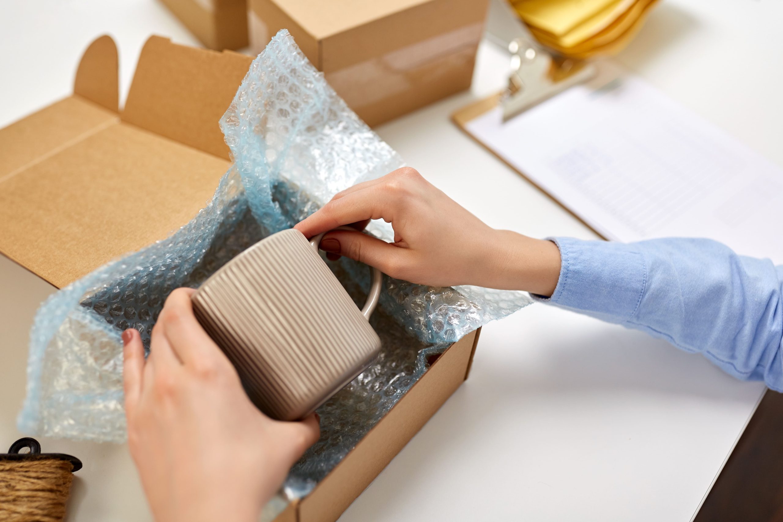 Consejos para un embalaje seguro de productos frágiles en cajas